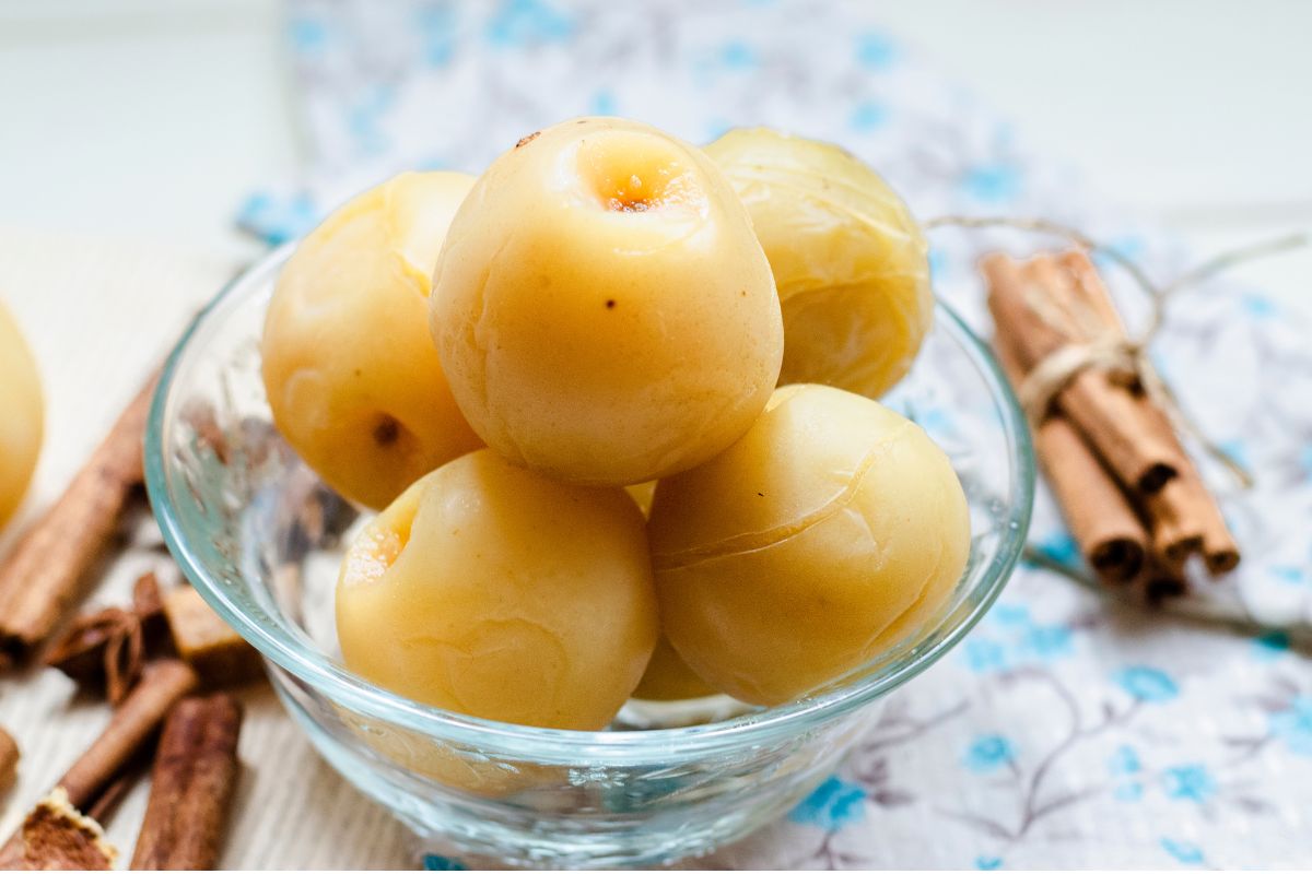 Canning Apples Guide and Traditional Apple Canning Recipe